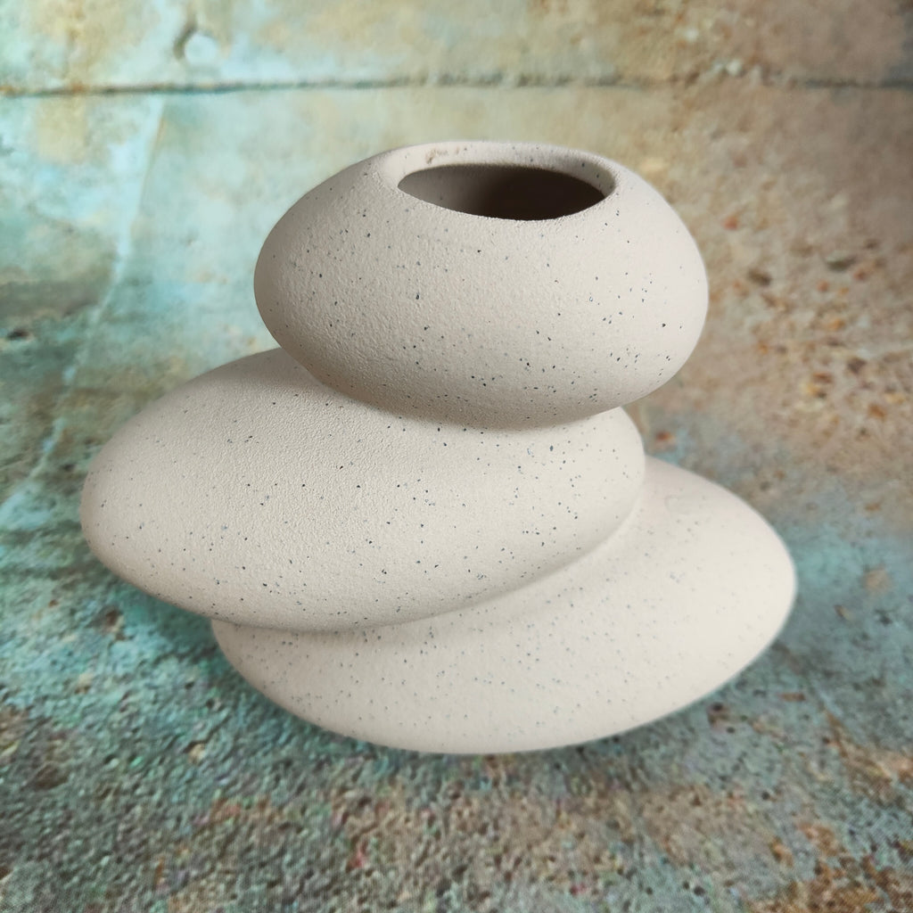 Pebble Stack Vase by Gisela Graham – Snowbunting